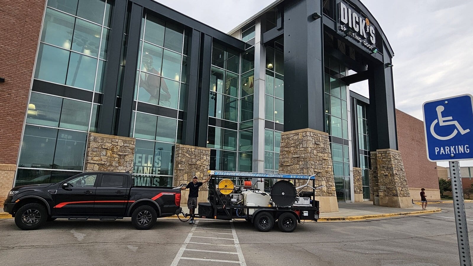 Case Study: Dick’s Sporting Goods Building Wash | KC Splash